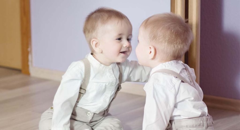 Mirror Play: A Fun and Developmental Activity for Babies - WMB ...